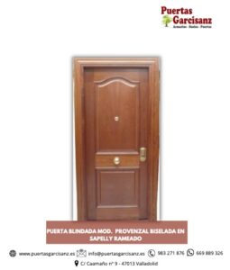 Puerta blindada provenzal biselada en sapelly rameado - PUERTAS GARCISANZ